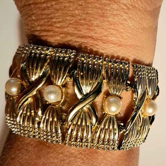 Pegasus Coro | Jewelry | Vintage Pearl And Gold Tone Coro Bracelet ...